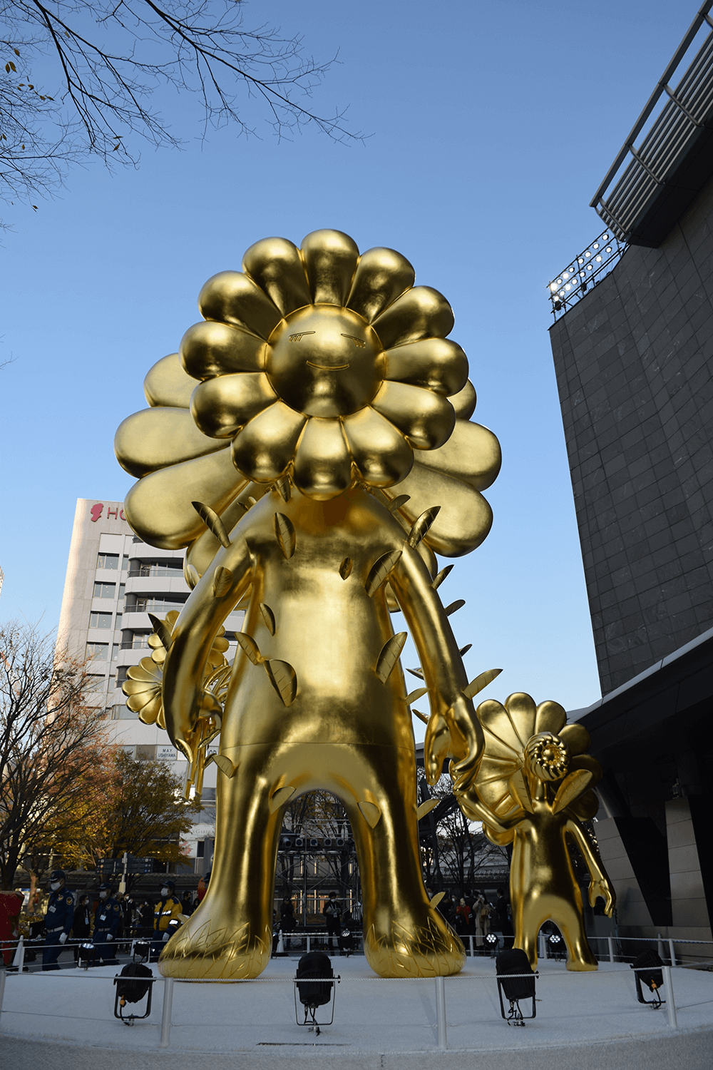 Takashi Murakami’s huge golden new sculpture “Parent and Child of ...